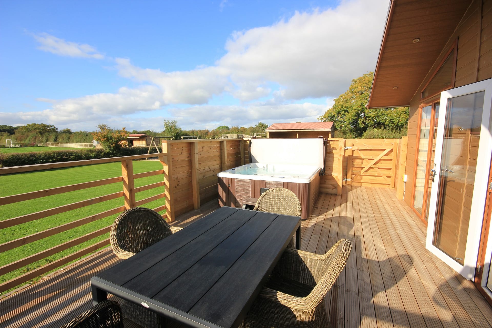 2 Bedroom Lodge With Hot Tub In Pickering - Barker Stakes