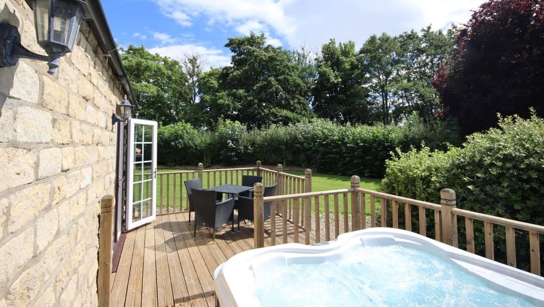 Two Bedroom Hot Tub Cottage In Pickering - The Old Pig Sty